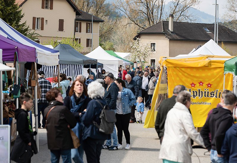 Un marché artisanal dans la joie et la bonne humeur à Travers ...